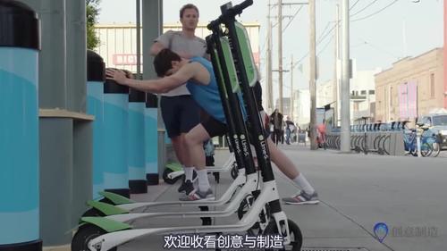 这电动滑板车,折叠方式很巧妙,收拢后只有行李箱大小