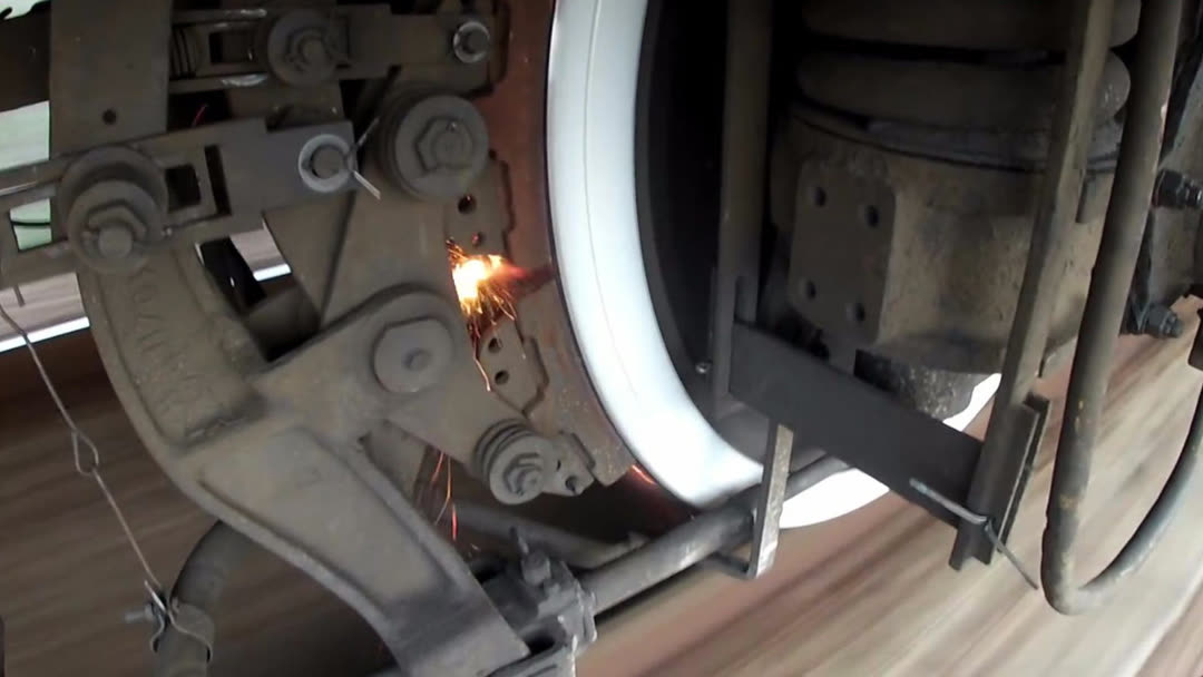 火车是怎么刹车的?看完火车刹车全过程,才知道这么简单