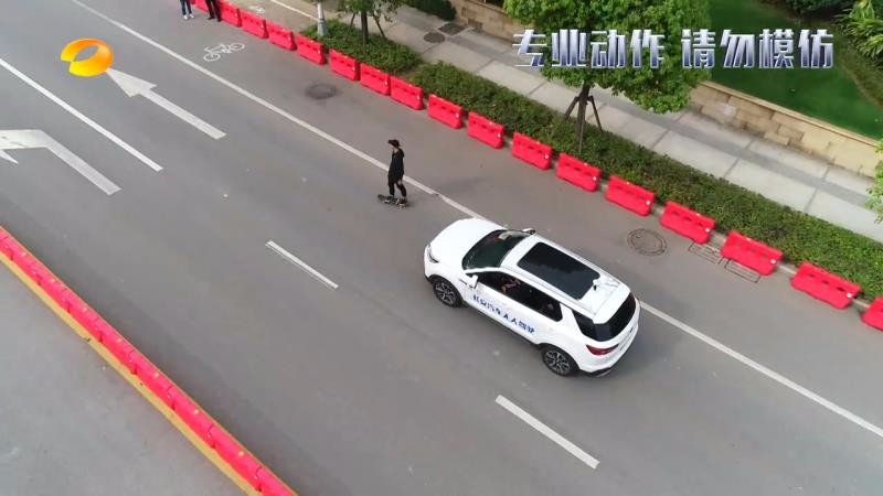 完整视频告诉你,无人驾驶汽车是这么回事