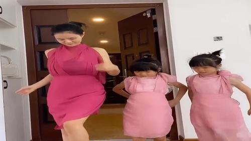 陪女儿参加学校活动,要求家长们穿亲子装,还好我聪明
