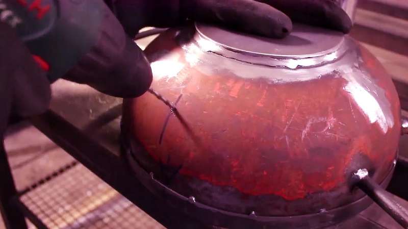 牛人将旧钢瓶变废为宝,改造成这样的柴火炉,这技术真的很牛