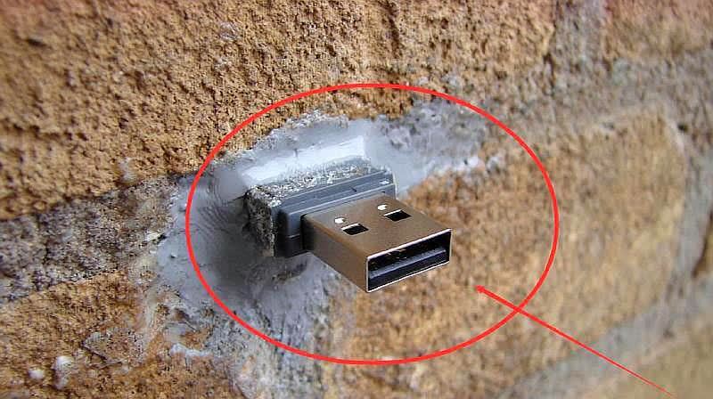 国外大街上出现USB接口,是干什么用的?竟然是"街机"游戏