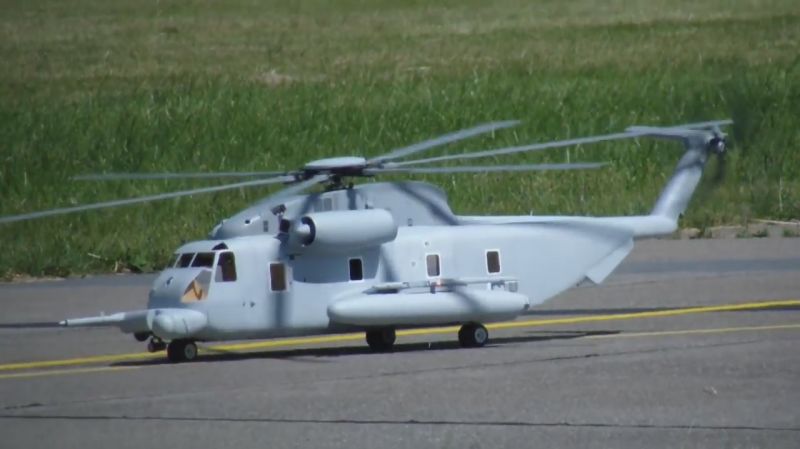 RC军用直升机模型,户外遥控操作展示,画面太逼真了