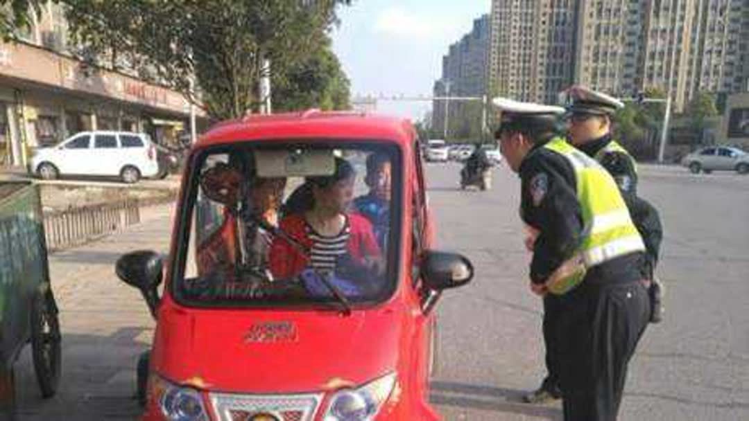 老年代步车又出新规定,一不留心就扣分罚款,交警:谁也跑不掉!