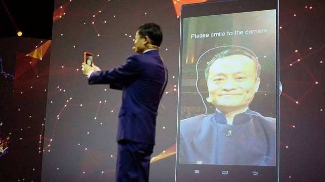 刷脸支付有多靠谱?支付宝连马云都不“认”,网友:放心了