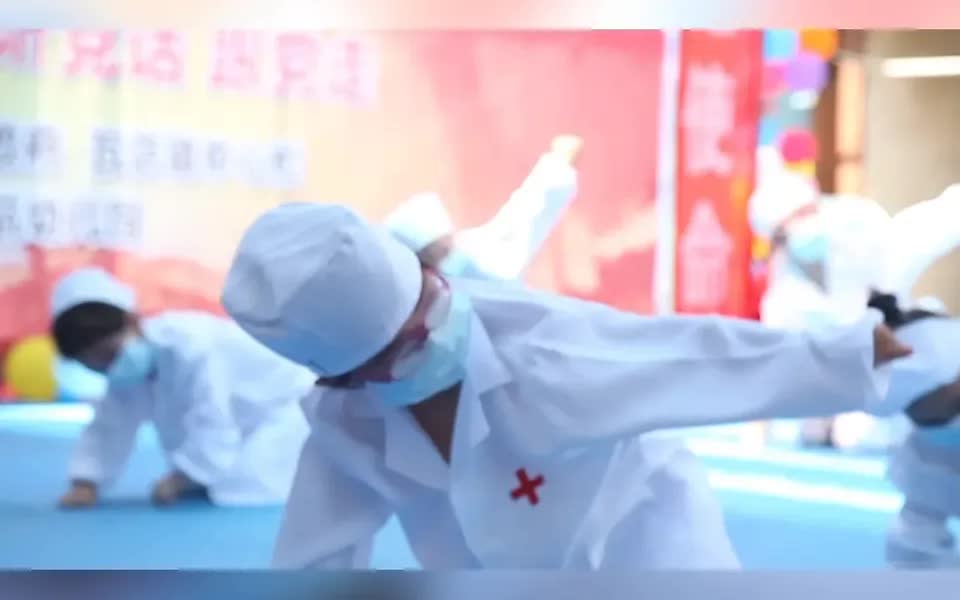 幼儿园六一舞蹈:最美逆行者,孩子们动作整齐,节奏掌控很好