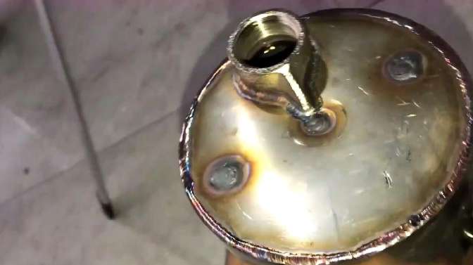 看焊工师傅是怎样用不锈钢焊接小油罐的,焊缝细密不漏水,学到了