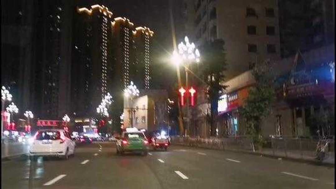 我和你一样 一样的坚强一样的全力以赴追逐我的梦想 哪怕会受伤