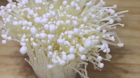 你爱吃的金针菇卫生吗?看下它是怎么种植的,看完后放心大胆吃吧