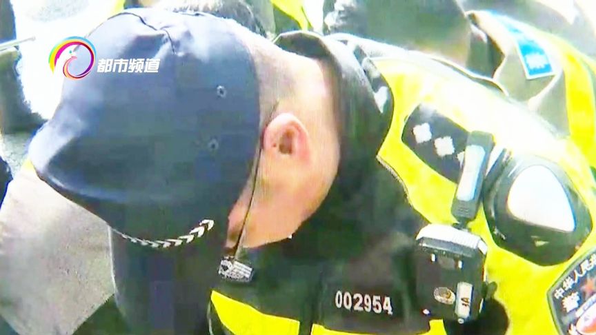 市民爆料:骑警队员和城管队员街头发生冲突