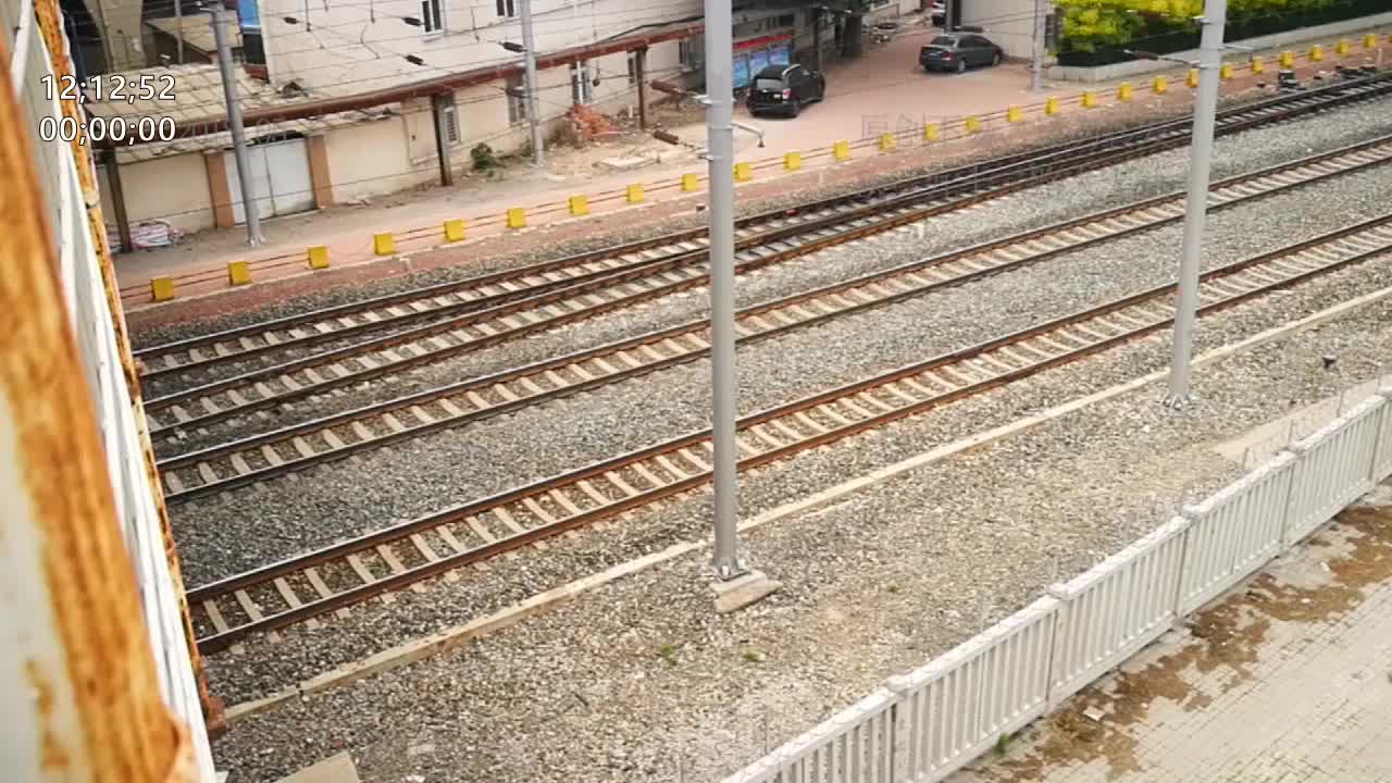 到达天津站的k7765次火车,进普速场17道停车