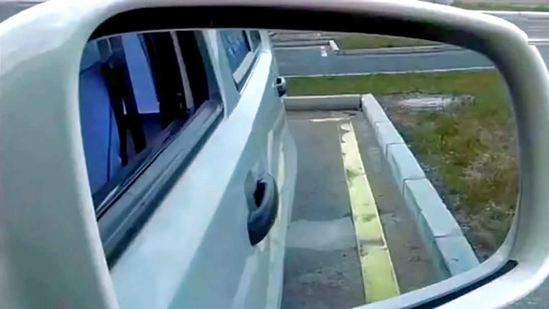 老司机教你实用倒车入库技巧,新手掌握后遇倒车入库再也不怕啦!