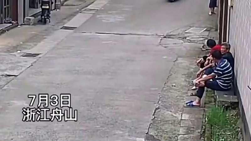 小学生横穿马路撞上电动车,小学生负全责