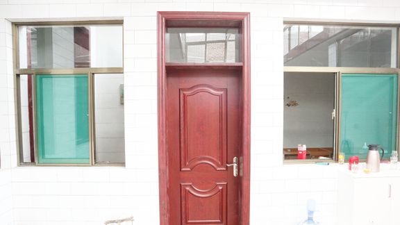 装上门锁和玻璃这套门就完工啦,装好后远处看效果近处看细节!