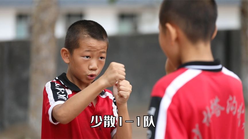我在塔沟武校学武术:努力练习武术的功夫小子,劲头十足!