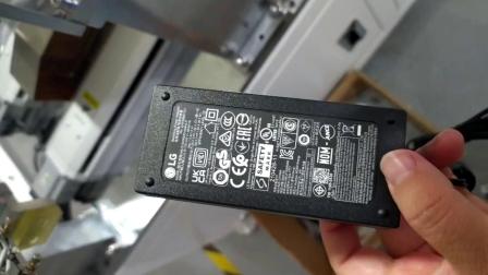共是要贴3个标签的 电源适配器贴标机 电源供应器自动贴标机 电源盒...