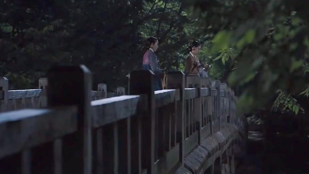 美女在祭奠家人,没想到吸血鬼从背后抱住她,对她脖子狠狠咬去!