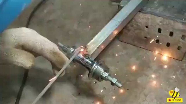 高手在民间,小伙自制三驱电动倒三轮,这个改装我给满分!