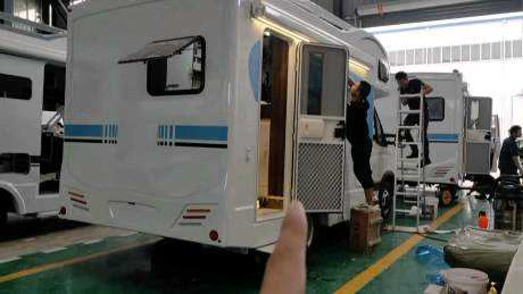 依维柯C型房车29.98万起,后开门尾置厨卫+会客区翻滚大床