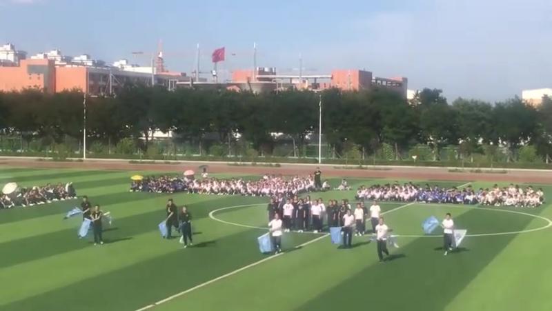 运动会开幕式上,这个表演太有创意了,真是太好看了