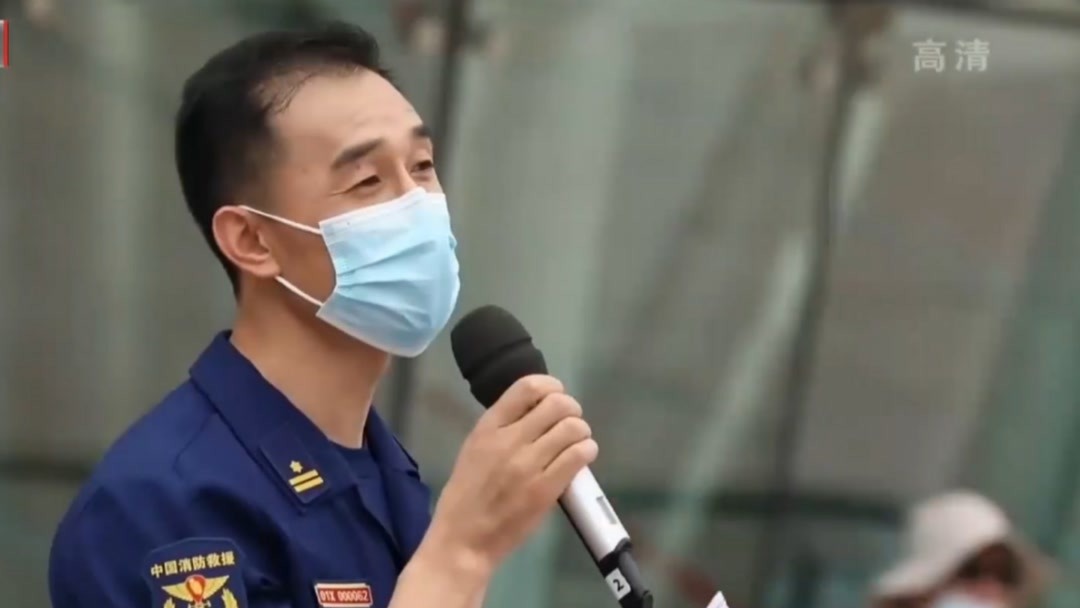 消防人员表示,电瓶燃烧普通灭火器无法消灭,只能稍微控制