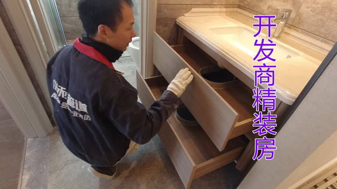 开发商精装修木地板石材,卫生间厨房拎包入住,交付标准值多少钱