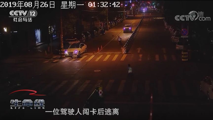 肆无忌惮!疯狂小轿车加速撞民警 现场画面越看越气愤