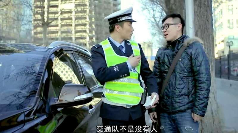 被开罚单的搞笑场面,交警贴罚单,大鹏直接杠上了,最后结局太逗