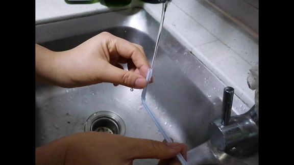 当吸管内注满水会怎样?