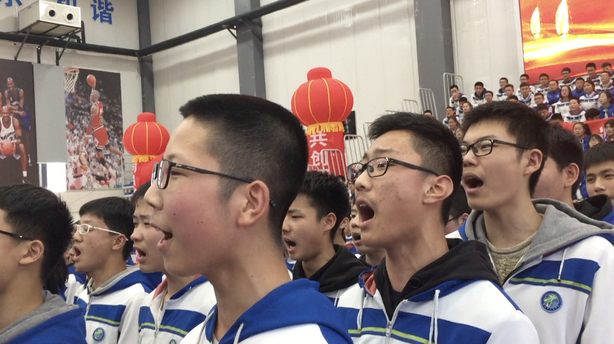 燃爆!中学千名中考生百日誓师,各班学生对垒放狠话