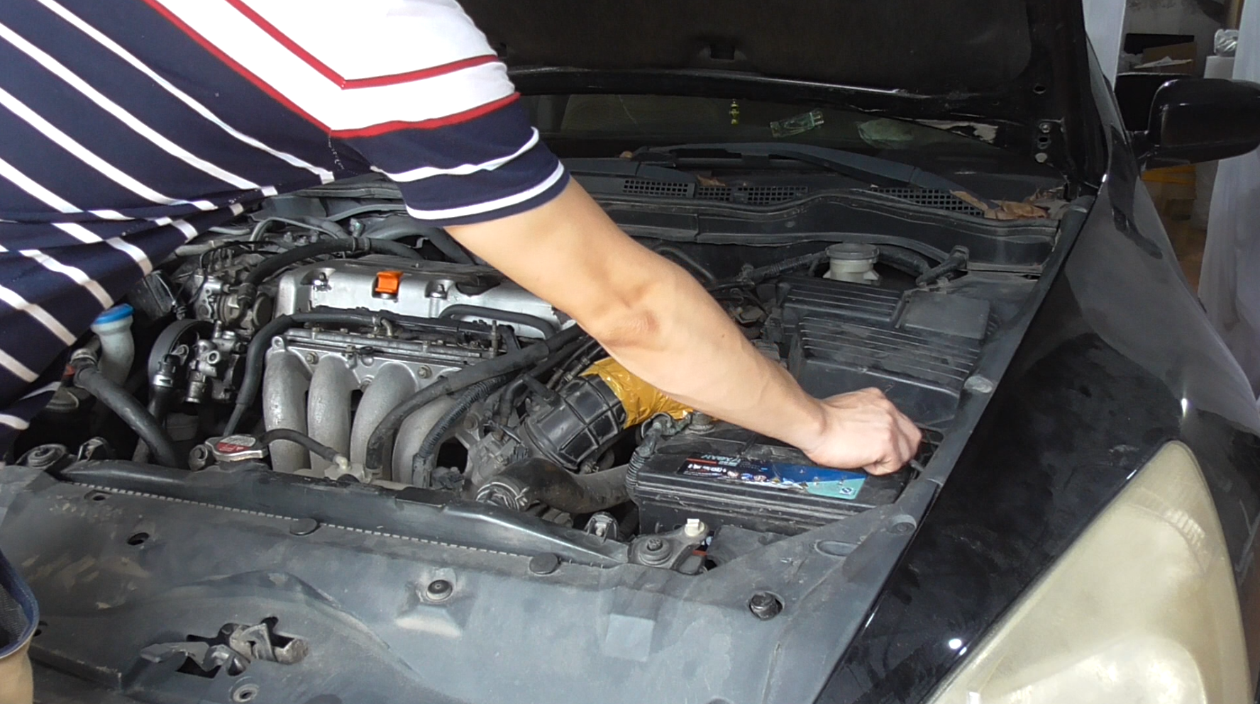 汽车电瓶电量不足导致无法启动发动机,你知道是什么原因引起的吗