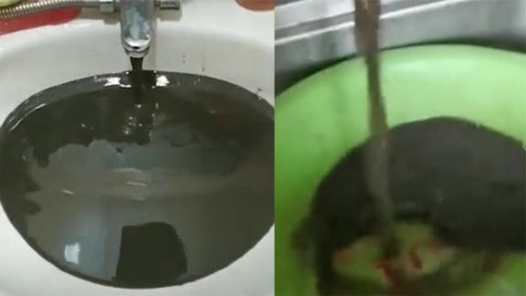 居民水管流出石油,纯黑如墨源源不断,网友:水厂给冲的黑芝麻糊