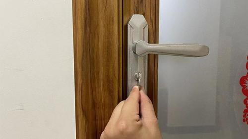 门被反锁别着急,只需一枚硬币,不需要找开锁匠,轻轻一拧就解决