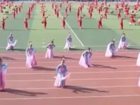 太美了,学校运动会,汉服姐姐前面领舞表演