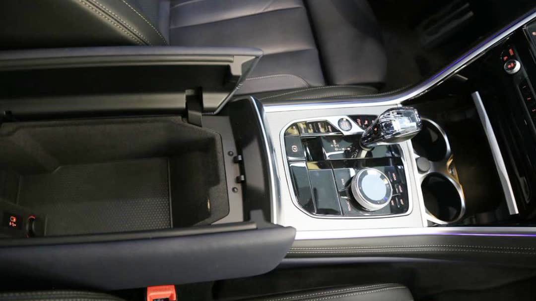无线充电、3个USB接口、宽大储物空间,这是8系车该有的