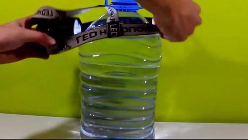 旧塑料瓶扔掉太可惜,国外牛人教你这样重新废物利用一下可好