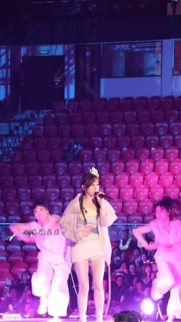 台湾的甜美公主王心凌来广州开演唱会,结果粉丝太少了,感觉保安比...