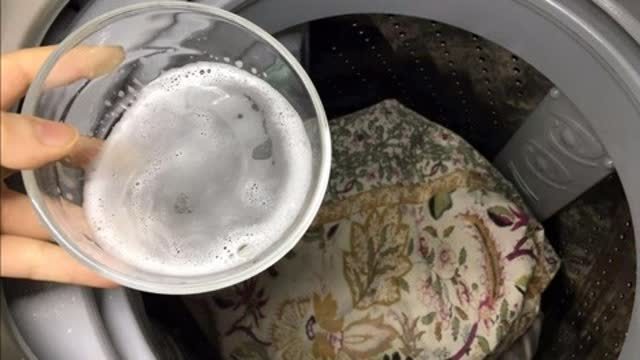 洗床单时,在洗衣机里倒一碗它,再脏的床单,也能洗得干净如新