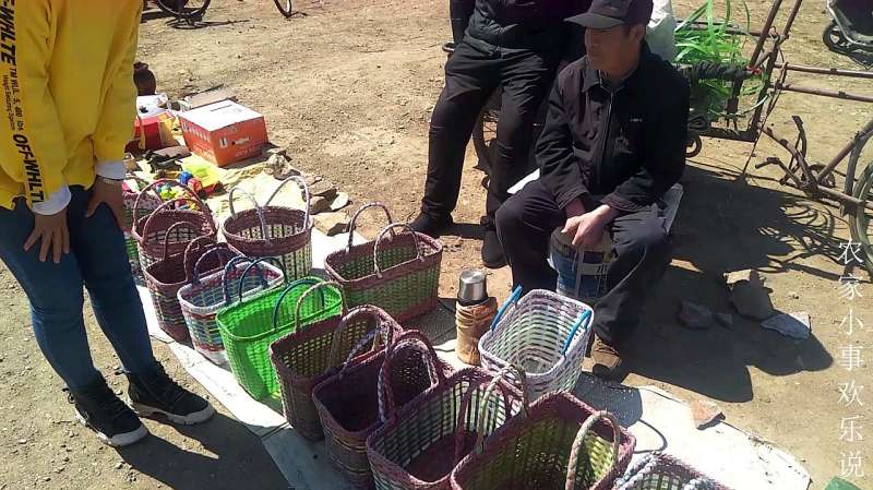 农村大爷手工编织篮子,现在真是不多了,70后的回忆啊
