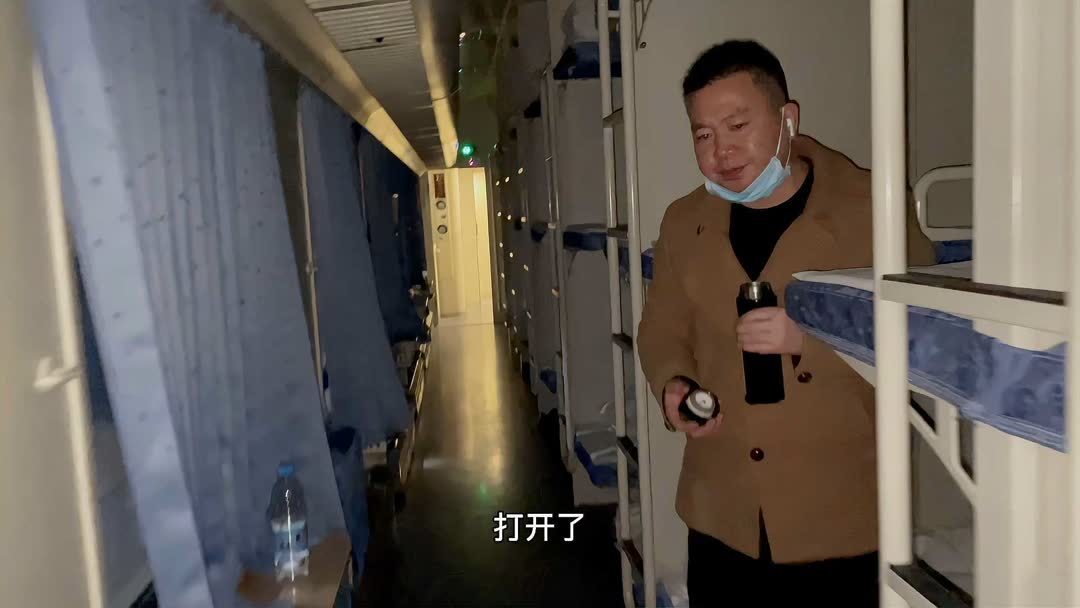 实拍新乡开往北京西的k590列车,卧铺车厢是这样的,有点意外