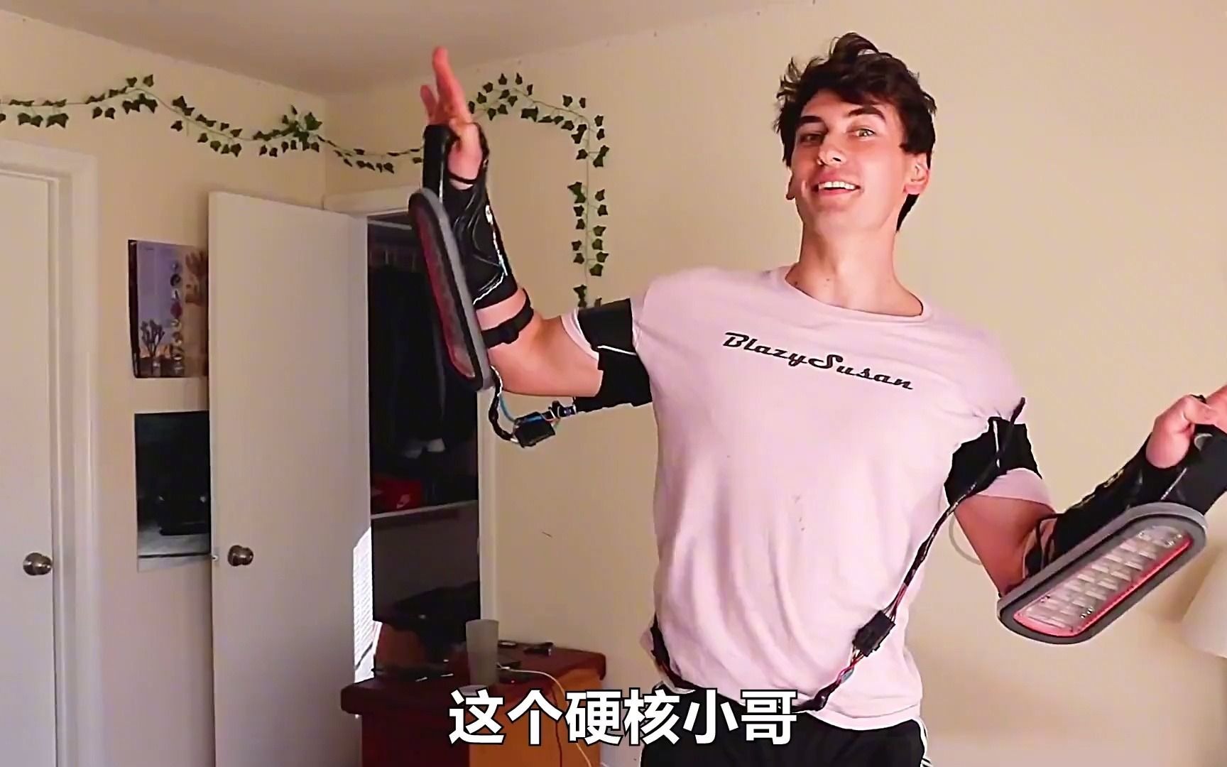 外国小伙模仿蜘蛛侠,穿上战衣,爬上百米高楼!歪果仁手工漫威蜘蛛侠