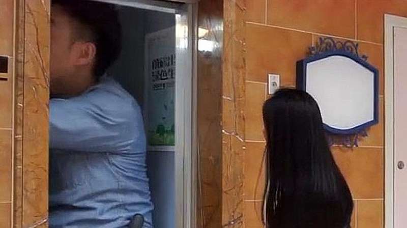 电梯开门吓我一跳,请问维修师傅,你是怎么进去的?