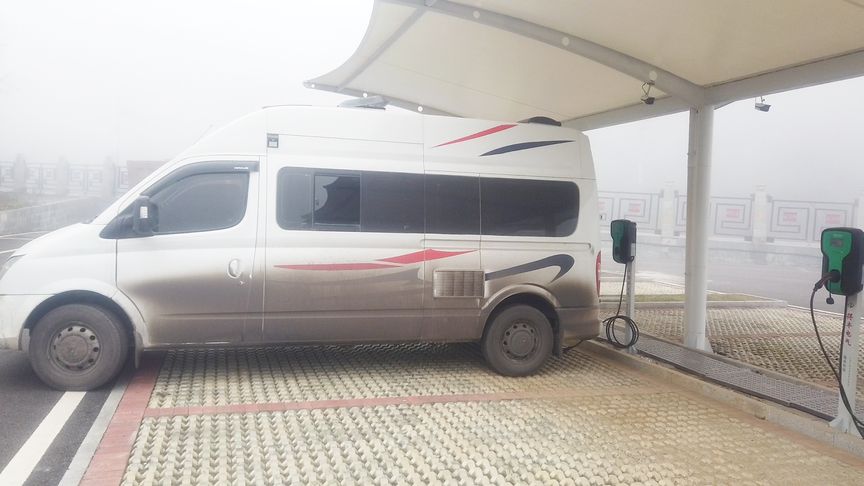 房车里800AH的锂电池,需要多久才能充满,猜猜一共花了多少钱?