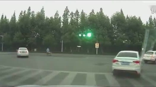 比亚迪唐加速超车 提速之快确实惊人