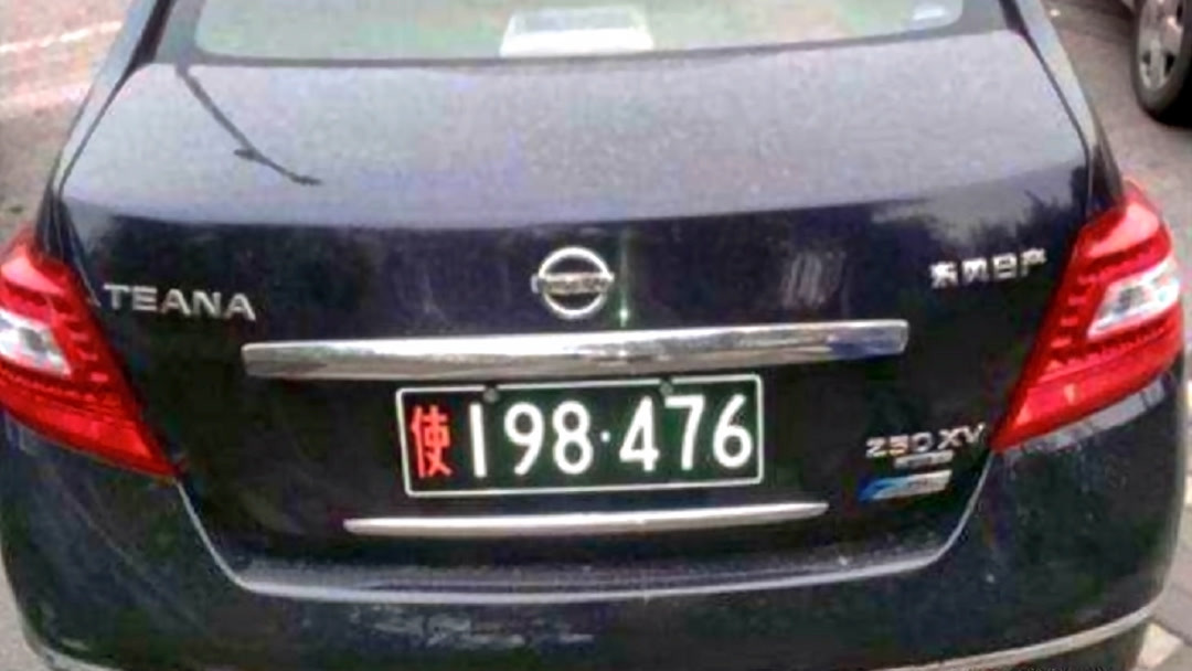 在马路上看到这5种车牌记得回避,车主:惹不起,不要自找麻烦!