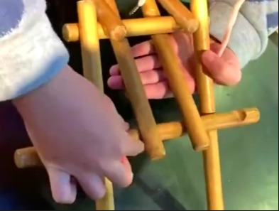 网友搭木桥的功夫一流,一看就会木匠活