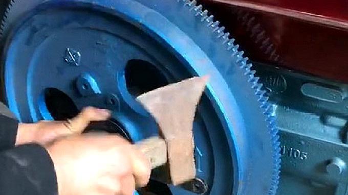 手摇柴油机改装电启动,这样用起来才方便!