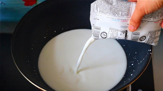 牛奶这样做真好吃,锅里一倒铲子一搅,香甜酥软