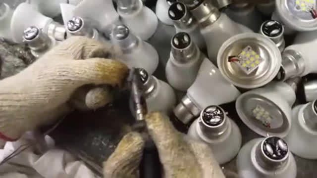 实拍国外早期LED灯泡生产线,虽然简陋,但是很抗用!