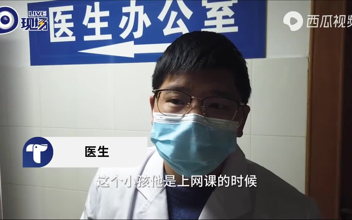 男孩边玩(杂牌)手机边充电,小腿被严重炸伤